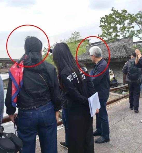 After seeing the group photo of Guo Jingjing's family and Zhu Lingling ...