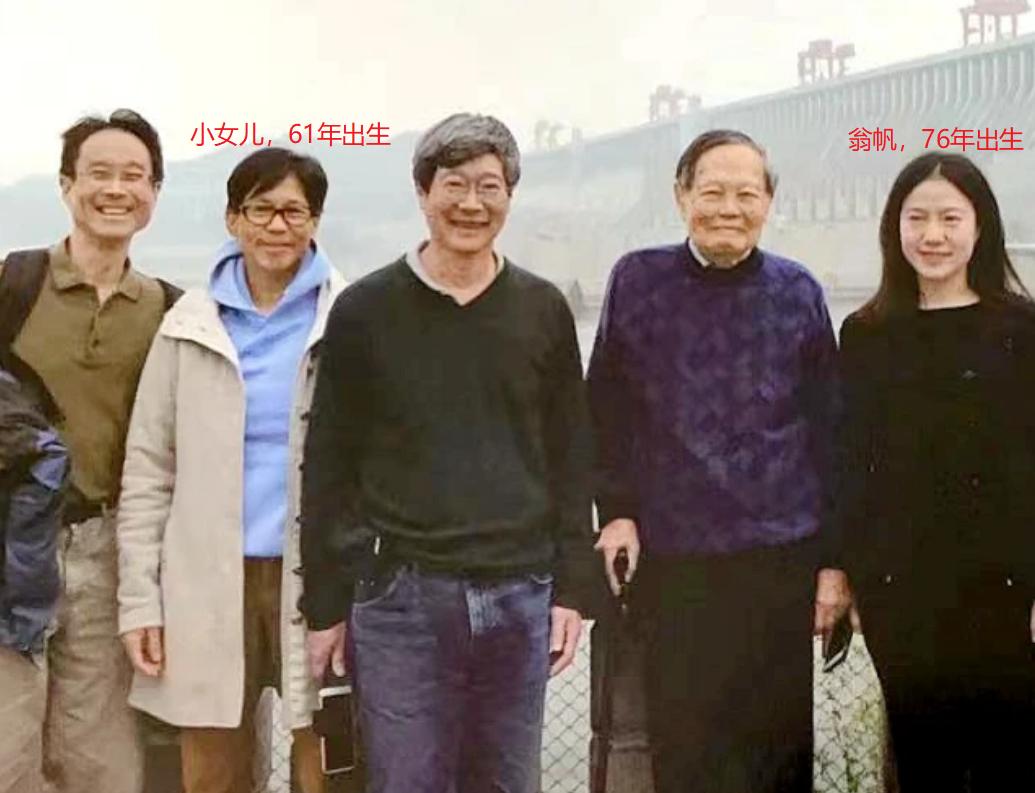 Yang Zhenning's family of five took a group photo! Weng Fan has a plain ...