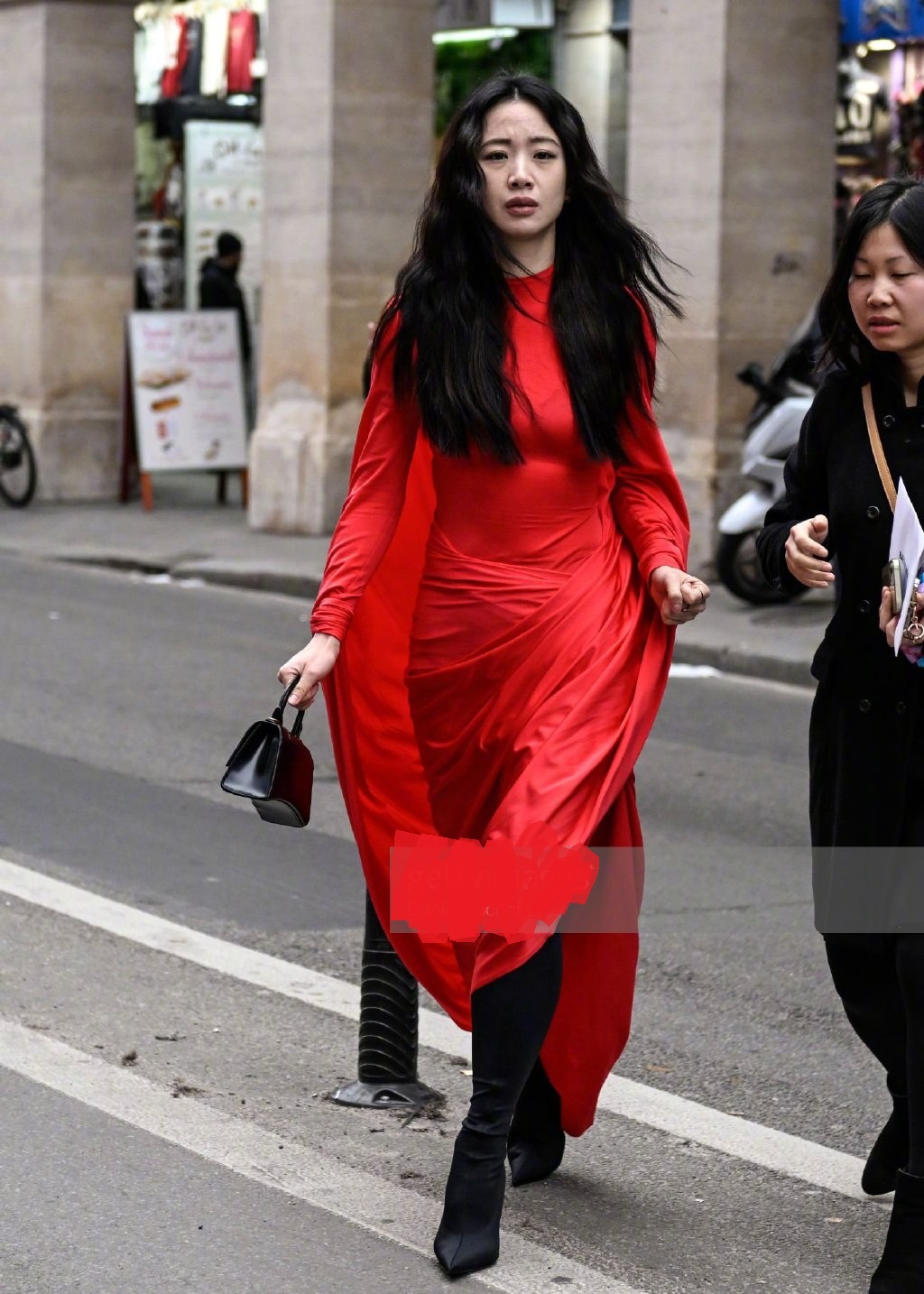 Gu Ailing and Liu Yifei both wore punk outfits to watch the show, and ...