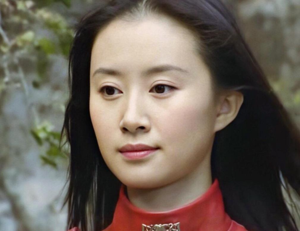 Full screen face-lifting, I hope the actor will stop touching his face ...