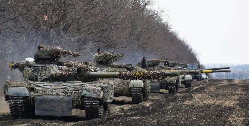 A large-scale cluster of missiles roared in, hundreds of missiles hit ...