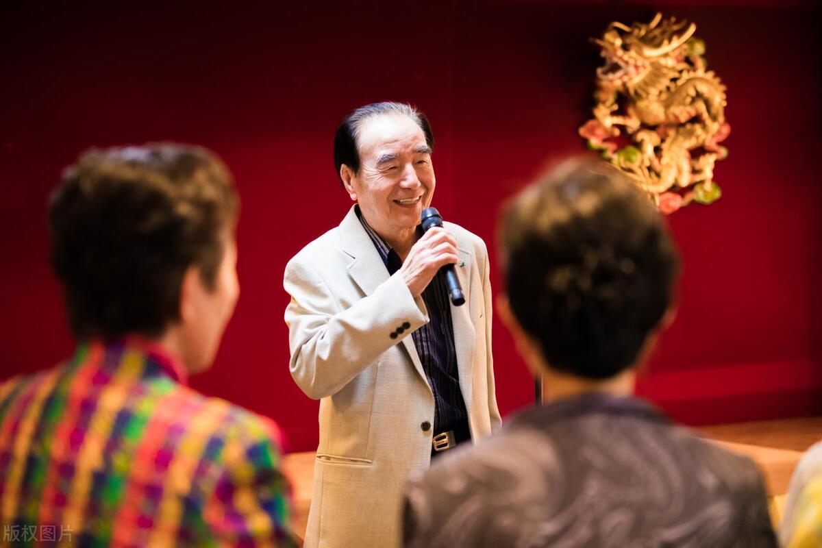 In 2001, Ma Sanli took a group photo with Ma Ji and other cross talk ...