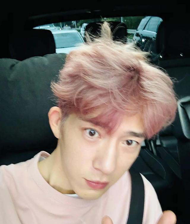 Jing Boran dyed his hair pink at the age of 35, and changed the look of ...