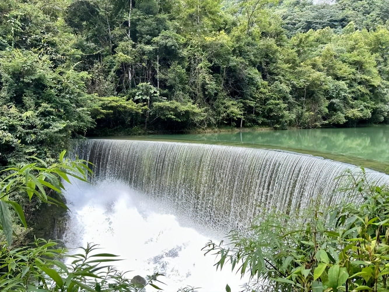 Libo Xiaoqikong, the scenery is beautiful and cool, many people come to ...