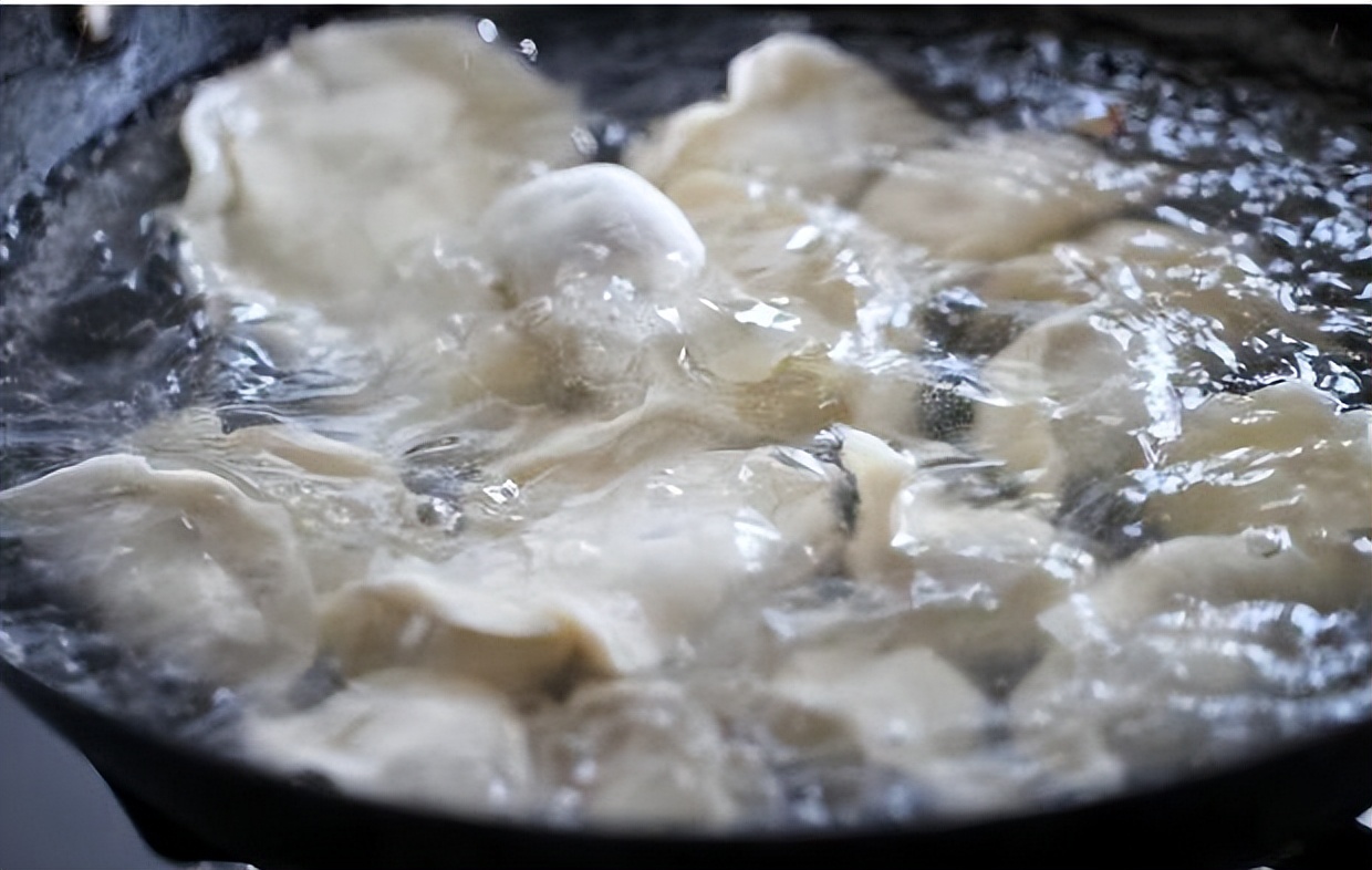 When cooking quick-frozen dumplings, should you put the pot under cold ...