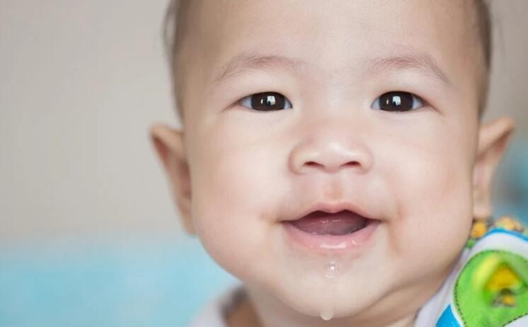 The baby's saliva keeps flowing, and the mother can only use the saliva ...