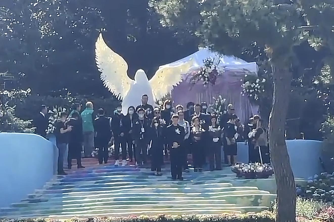 Shocking! Coco Lee's funeral was exposed, and the sister in black bid ...