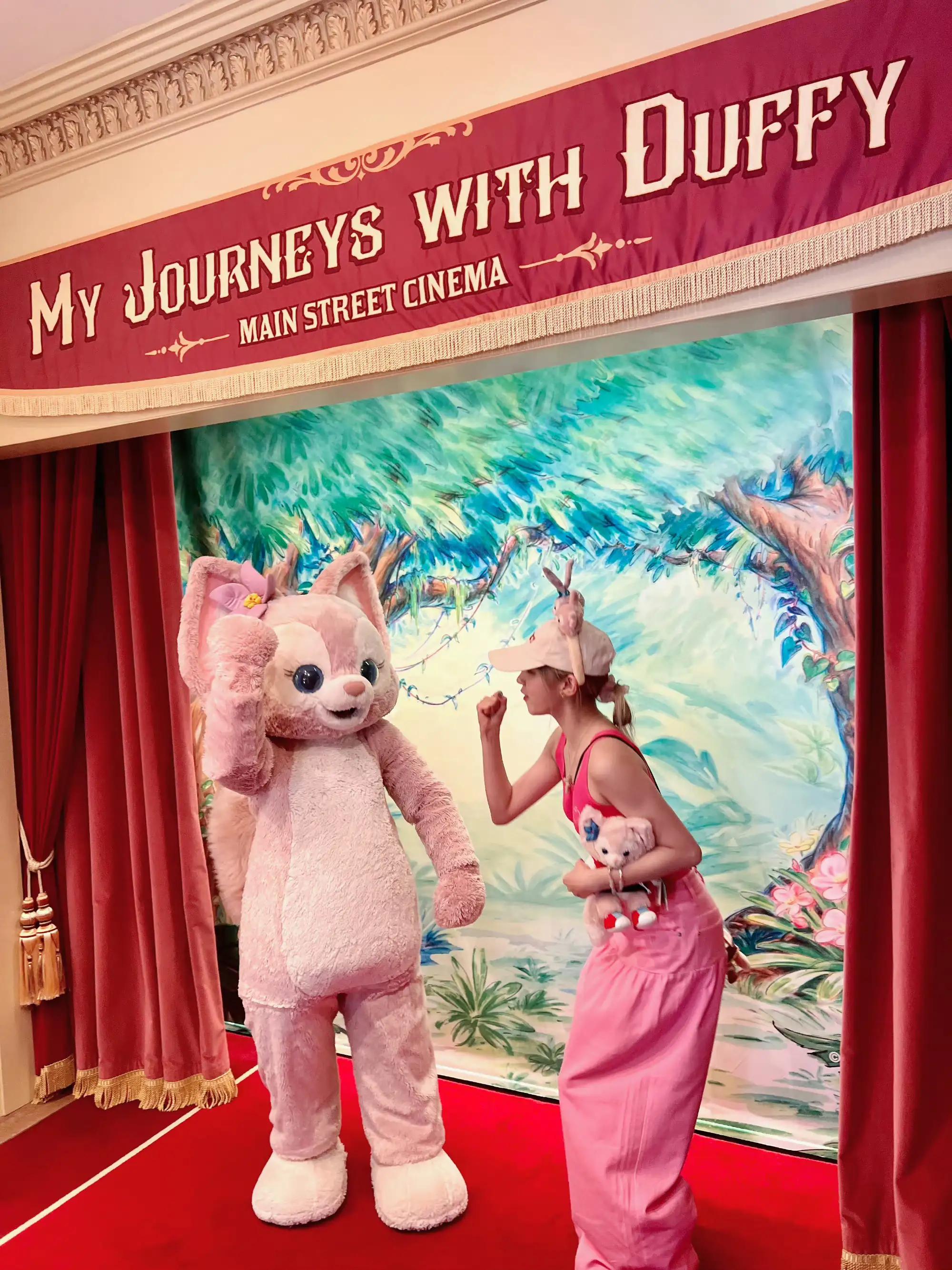 Song Yuqi came to Hong Kong Disneyland, dressed in pink and tender, so ...