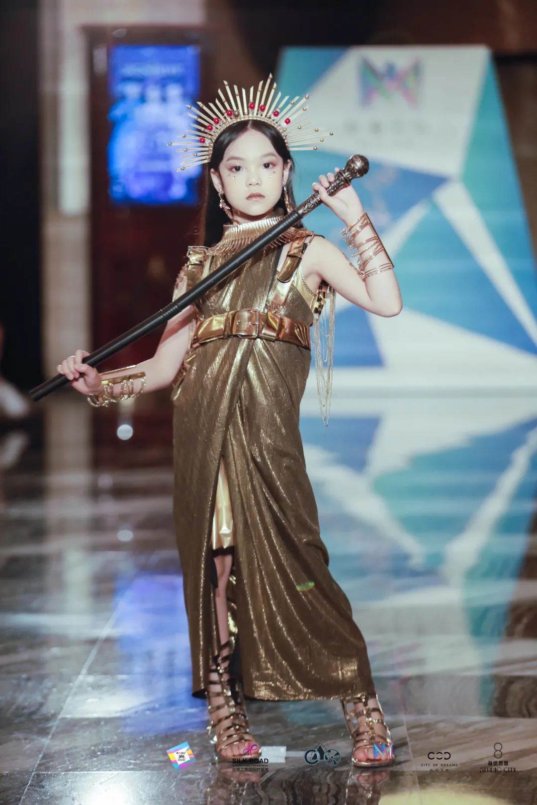 Model Wang drove to 365SHOW Macau spokesperson Sun Qiqi: dare to ...