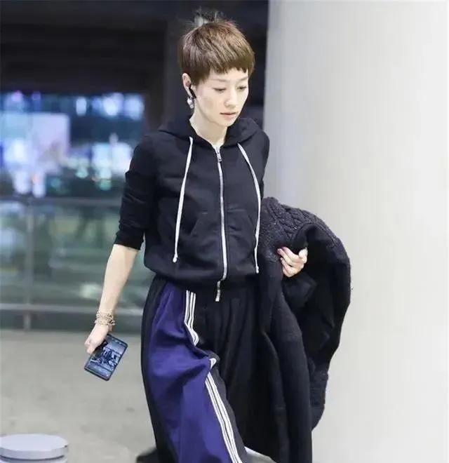 46-year-old Ma Yili played the role of a girl, her long hairstyle ...