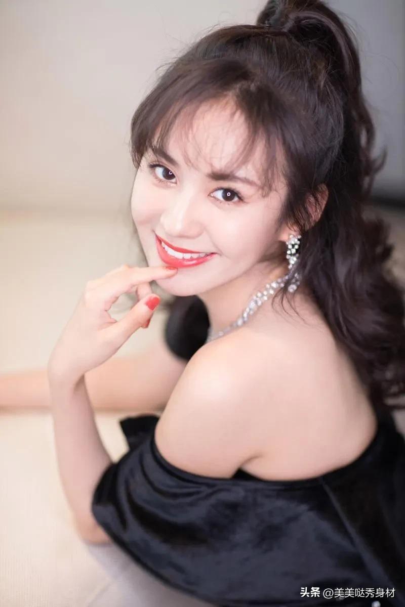 Mainland actress Zheng He Huizi is youthful, beautiful, sweet and ...