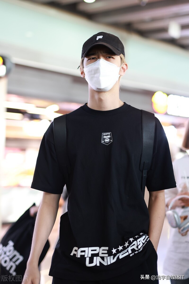 Zhao Rang with blonde hair and All Black attire appeared at Beijing ...