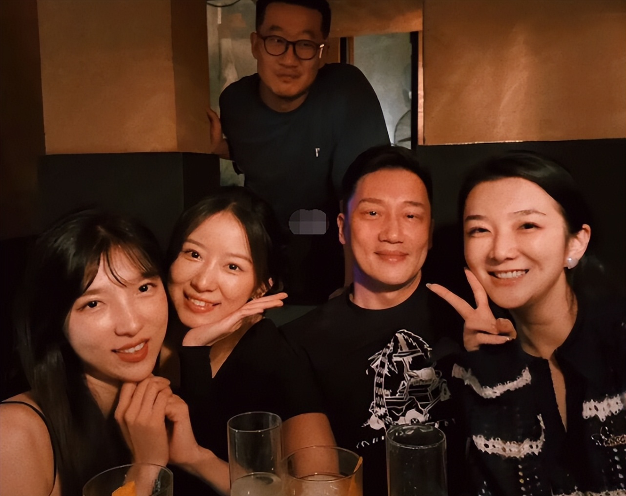 Wu Yating met with Lu Ying and Yang Lei offline, took a photo with ...