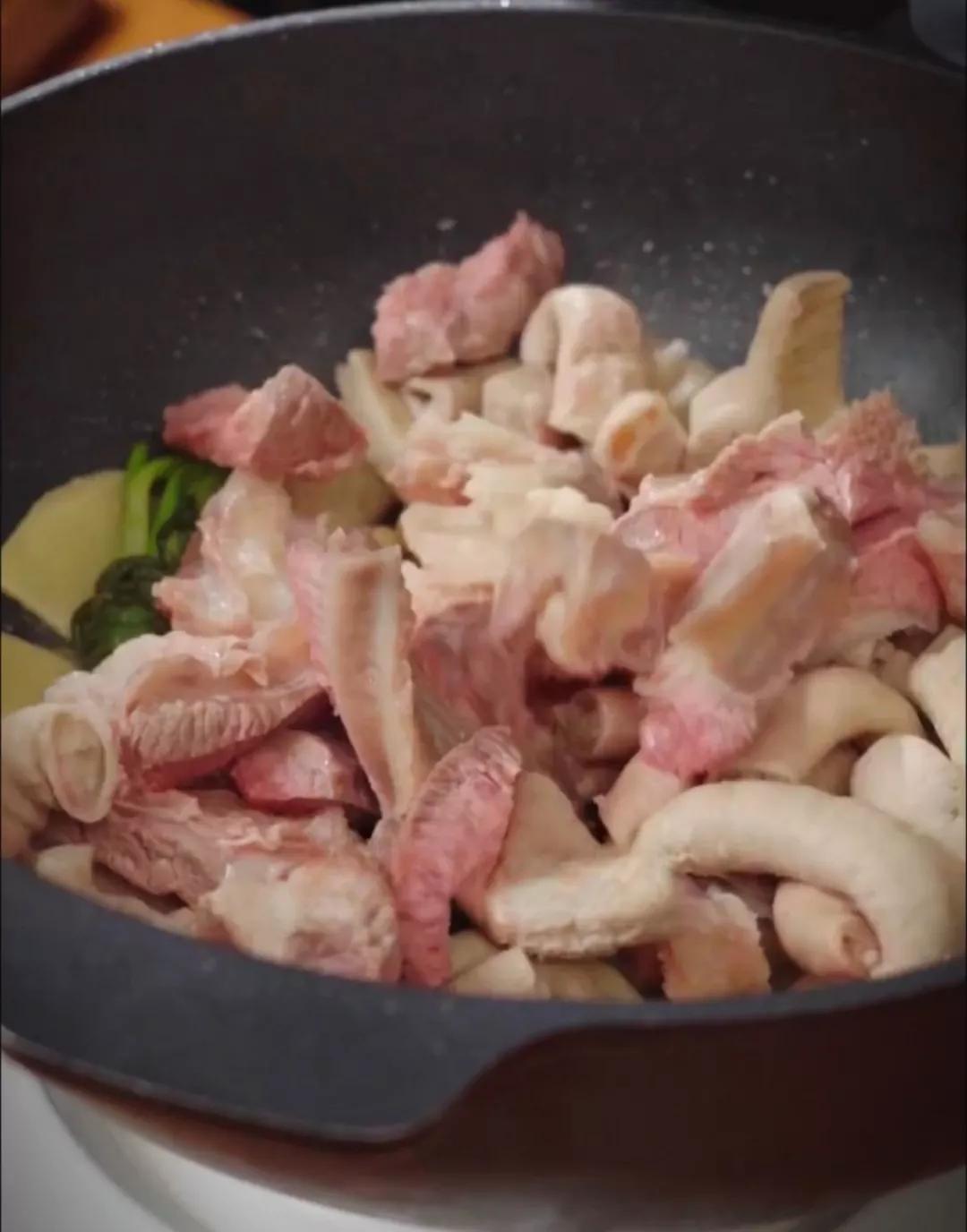 A famous dish, Cantonese style beef offal pot - iNEWS