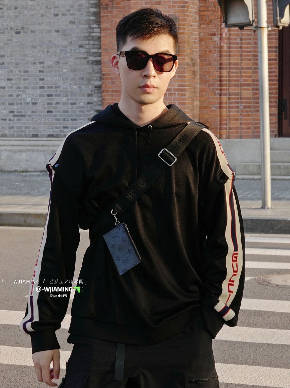 LV black warrior two-in-one messenger bag cool handsome low-key high ...