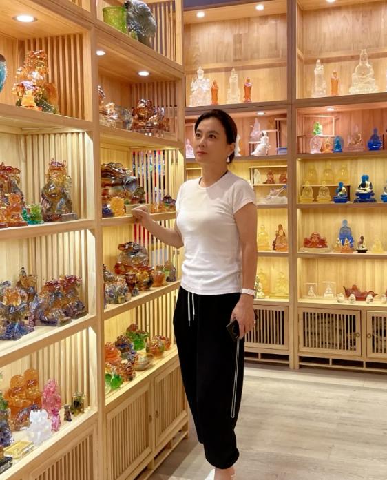 Li Lingyu: Confidence without makeup at the age of 60, the older the ...