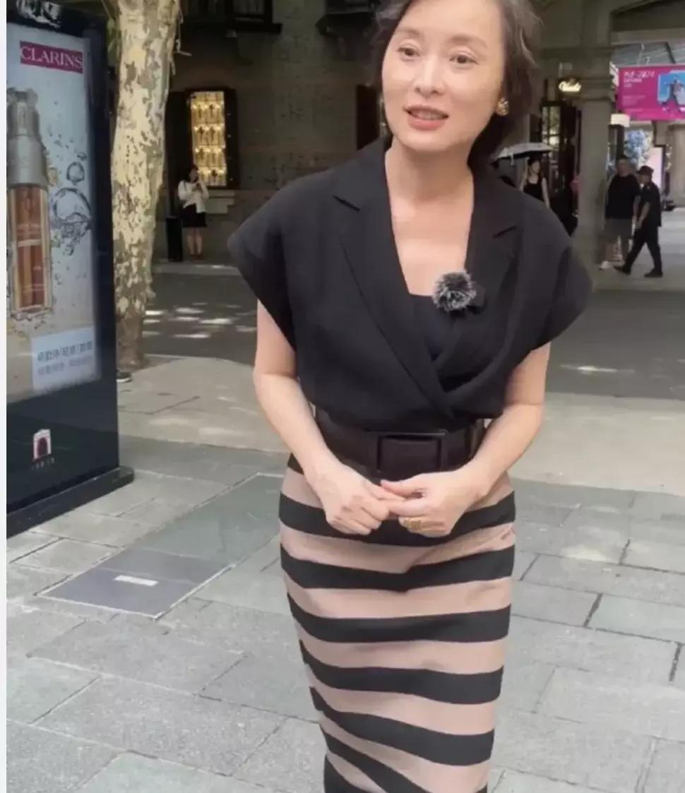 52-year-old Wu Yue's recent photo was exposed. She looks like she is 40 ...