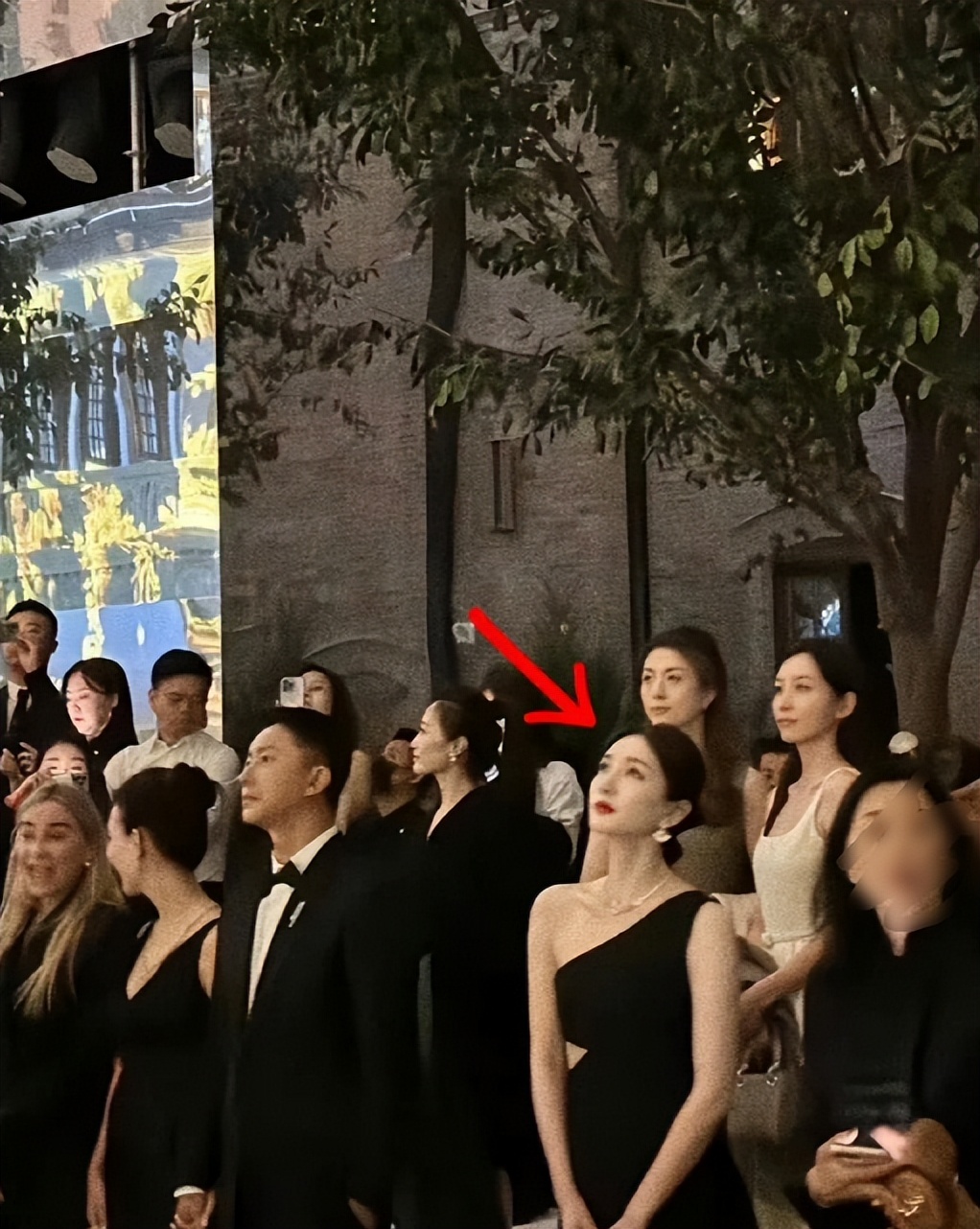 Internet celebrity and Jiang Shuying Lu Jingshan took a group photo, the photo p is more ...