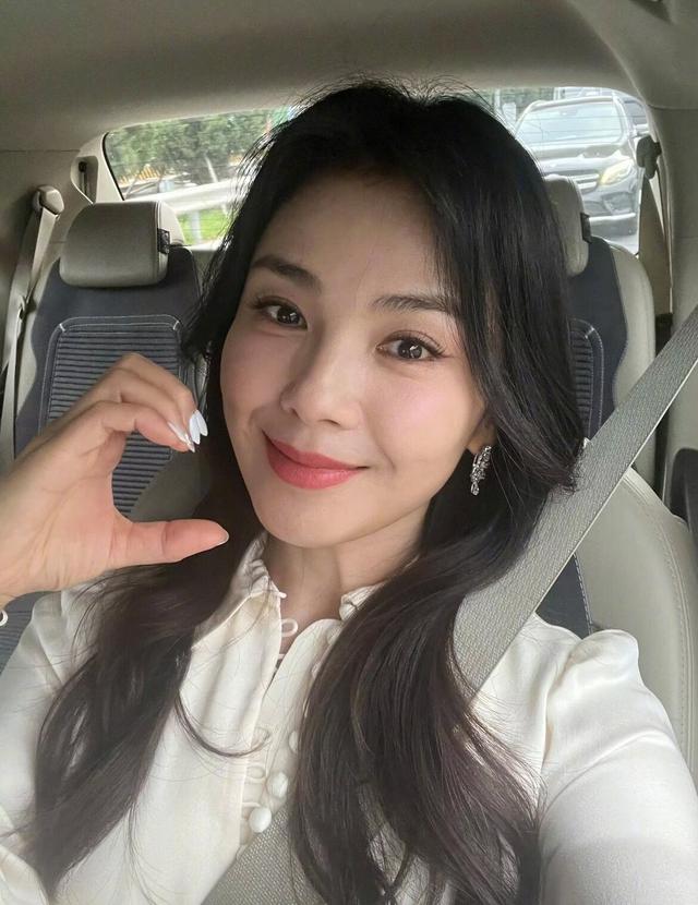 Liu Tao in the picture is no longer in the state of a girl, but he is more authentic and natural ...