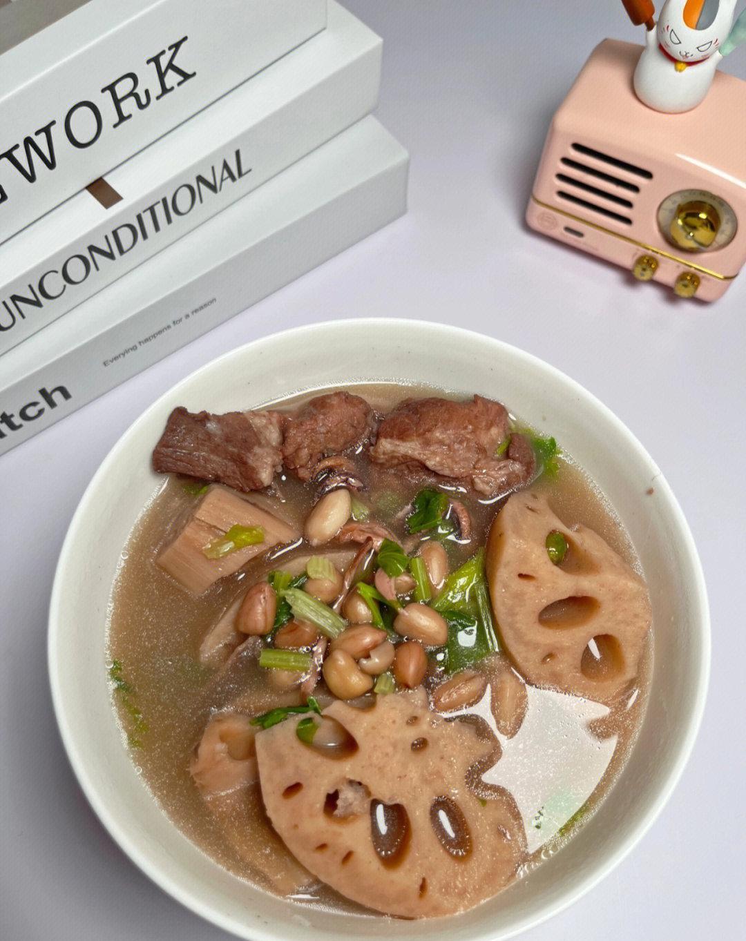 The delicious lotus root cuttlefish pork bone soup is rich in nutrition ...