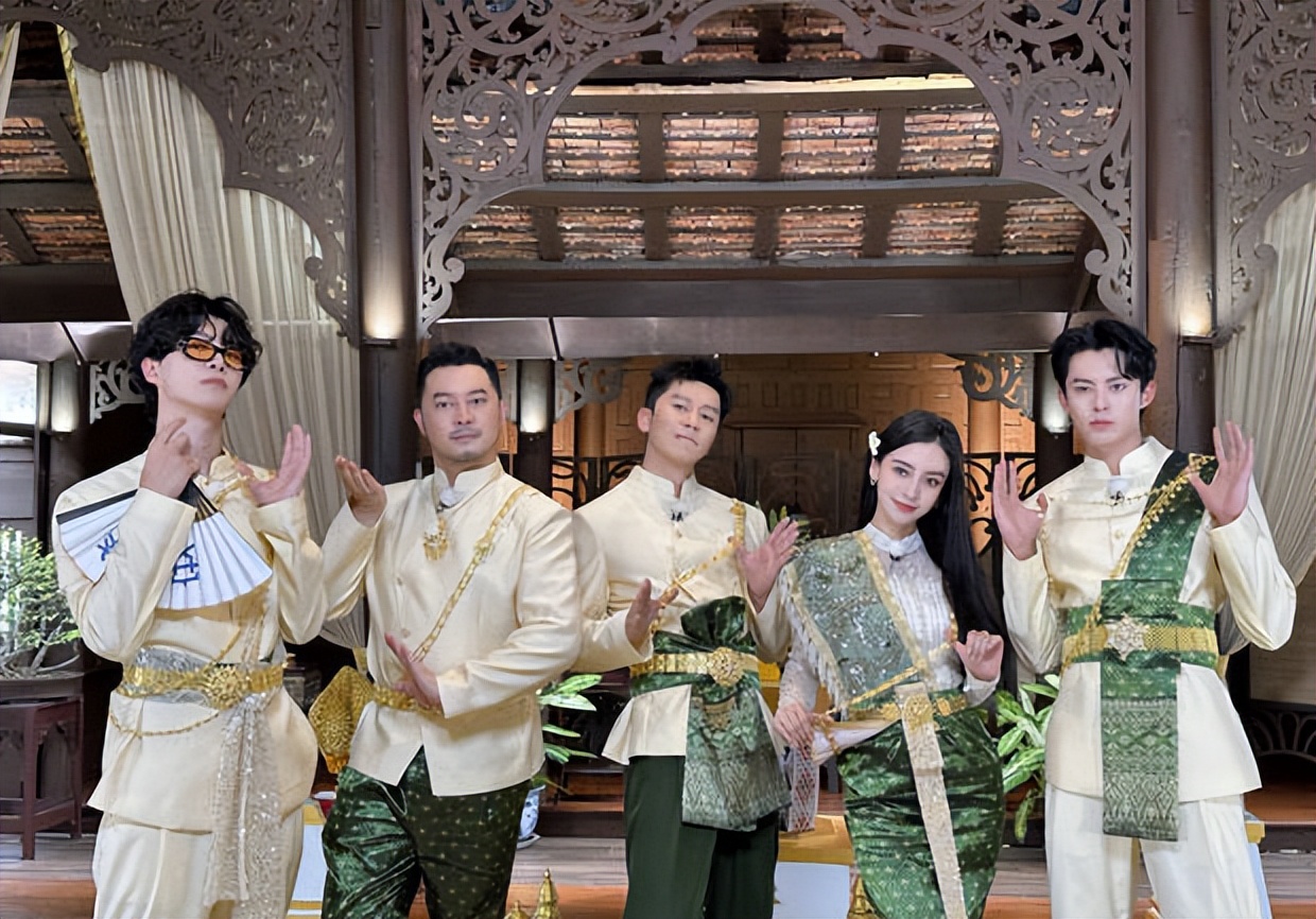 Li Chen posted a group photo of "Let's Run" in Thailand, and Baby Biye ...