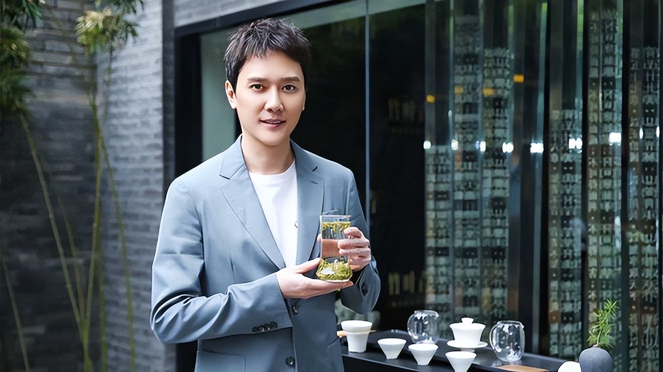 How cool is Feng Shaofeng after the divorce? Even if he is older and ...