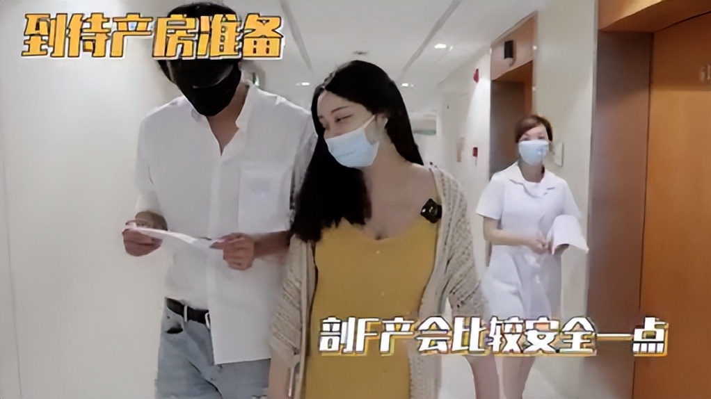 Li Zifeng posted a photo of a family of three stacked hands, the ...