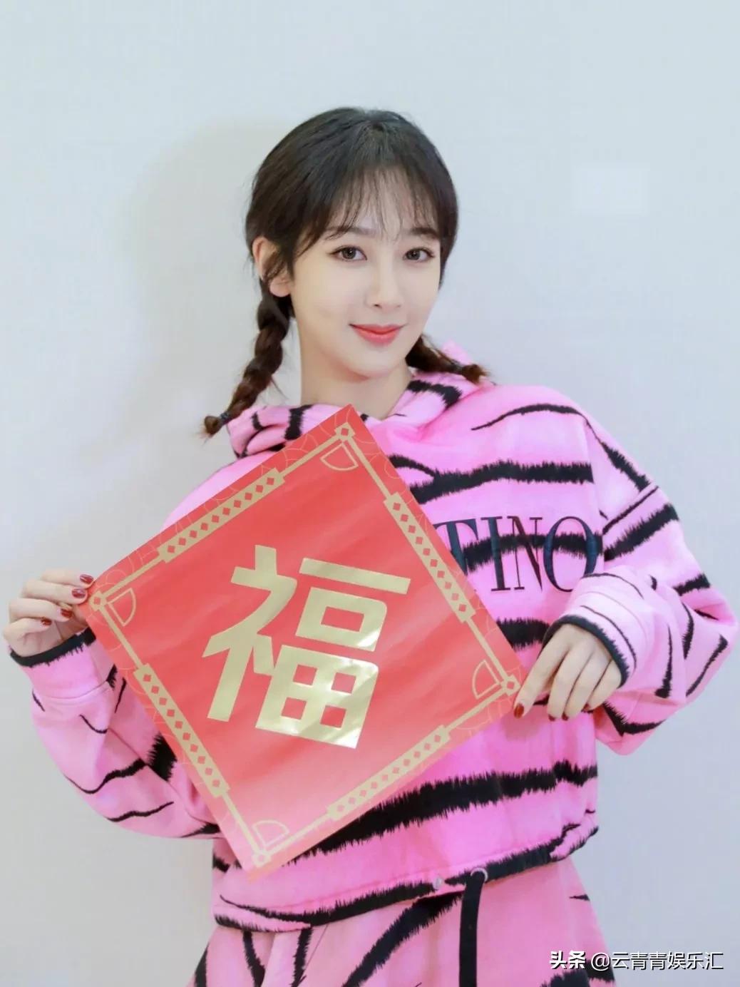 Yang Zi's outfit is really fresh and refined, full of fashion sense - iNEWS