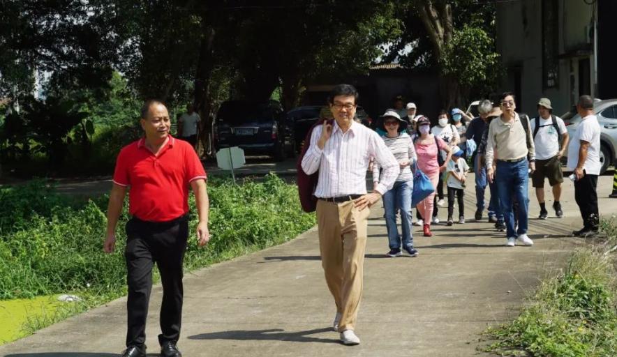 Hong Kong star Huang Baiming and his family return to their hometown in ...