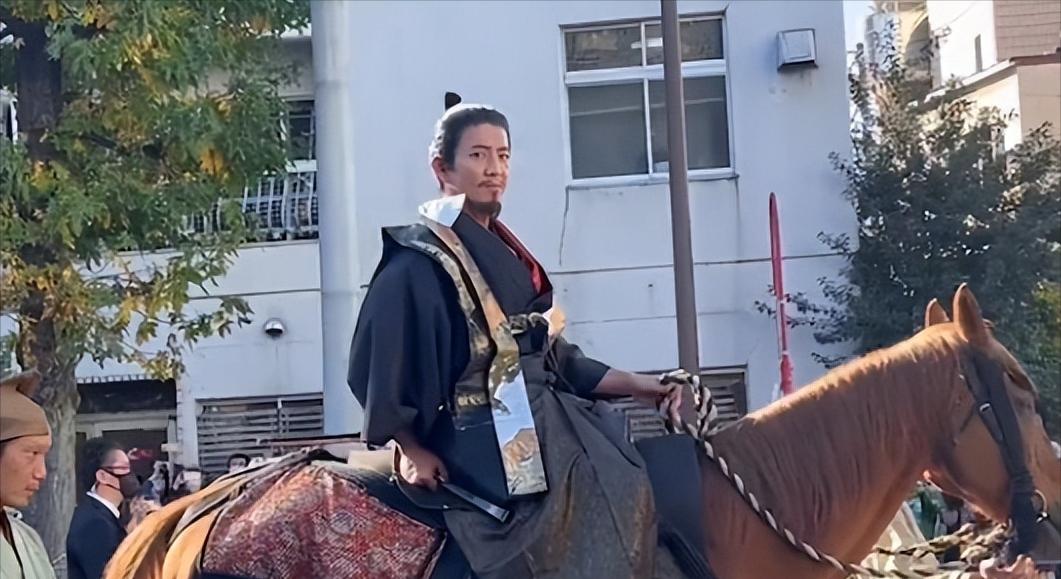 Kimura Takuya played Oda Nobunaga on a street tour, attracting nearly a million pilgrims and two ...