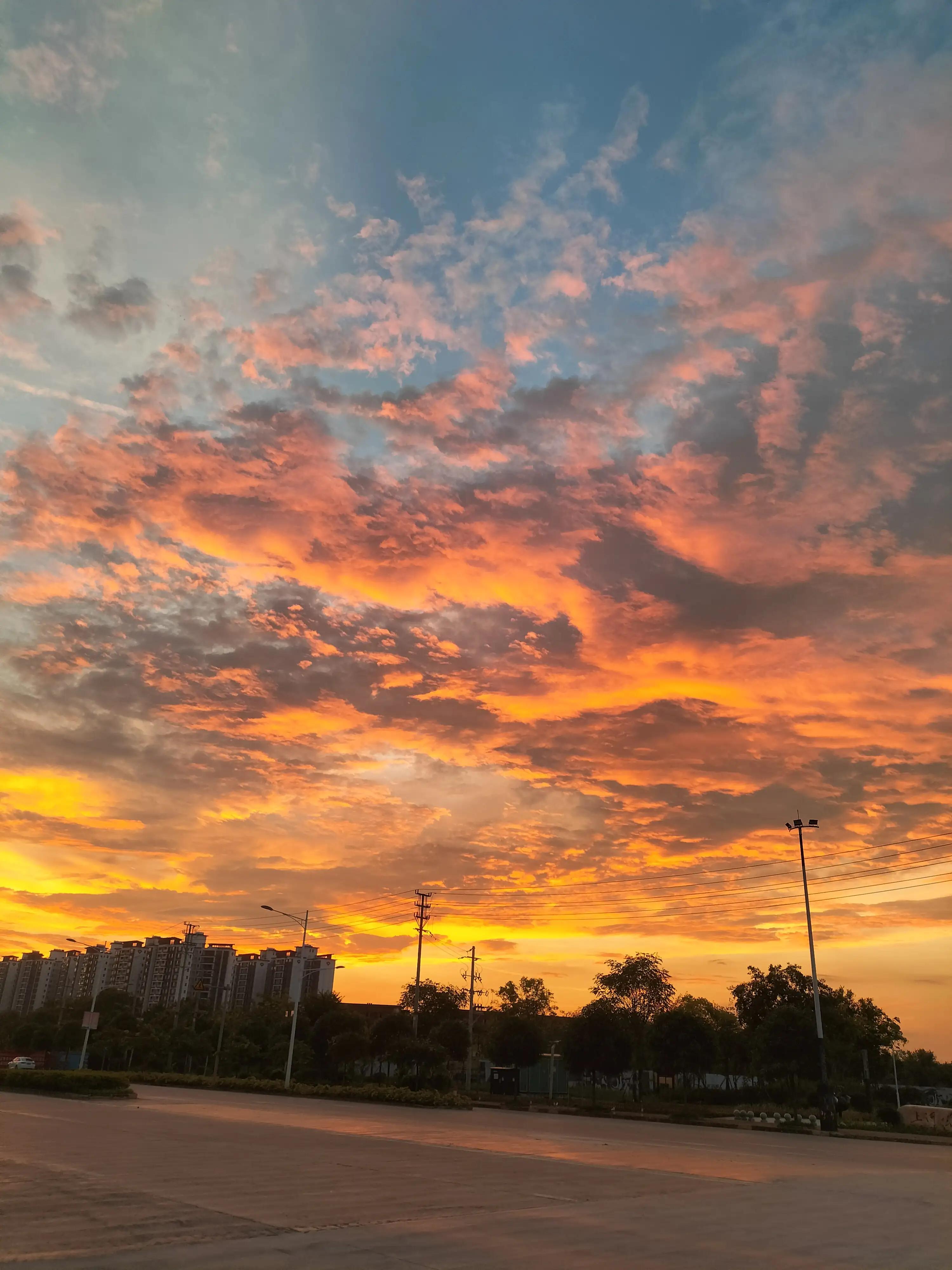 The sunset is indescribably beautiful - iNEWS