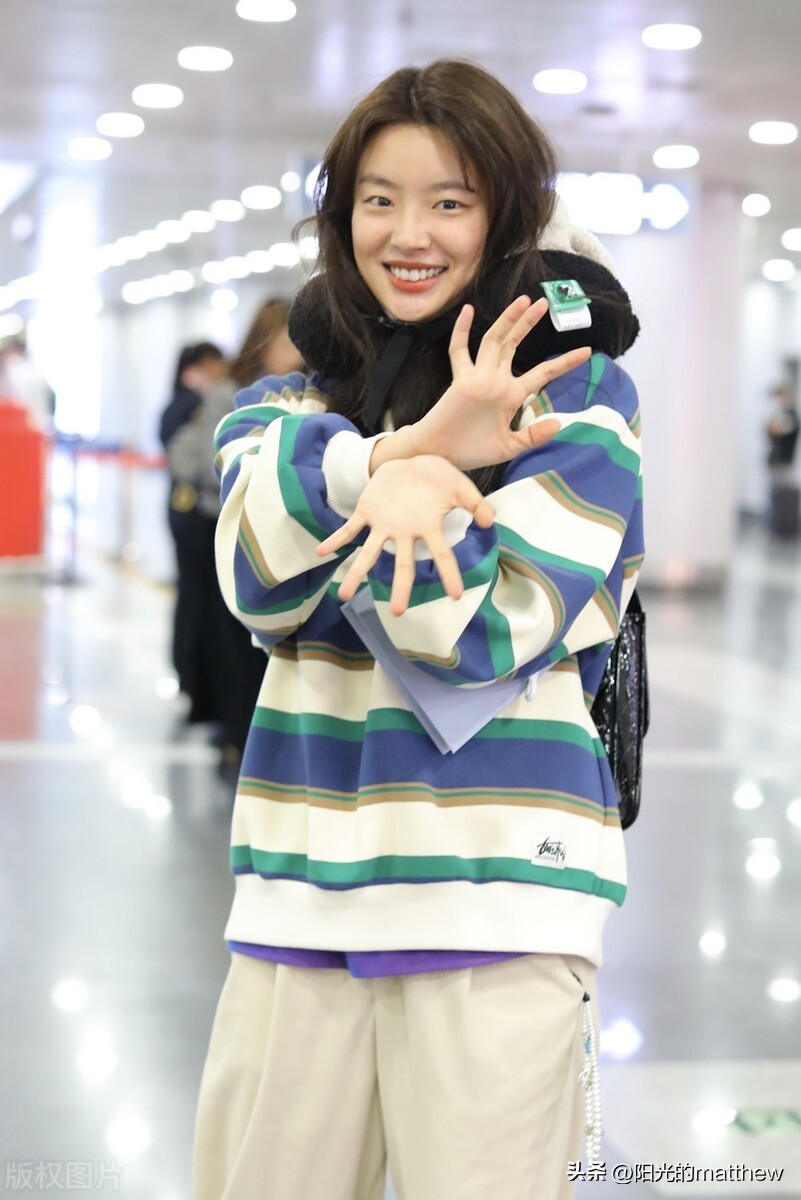 Xu Ruohan appeared at Beijing Airport, wearing a sweet and cute panda ...