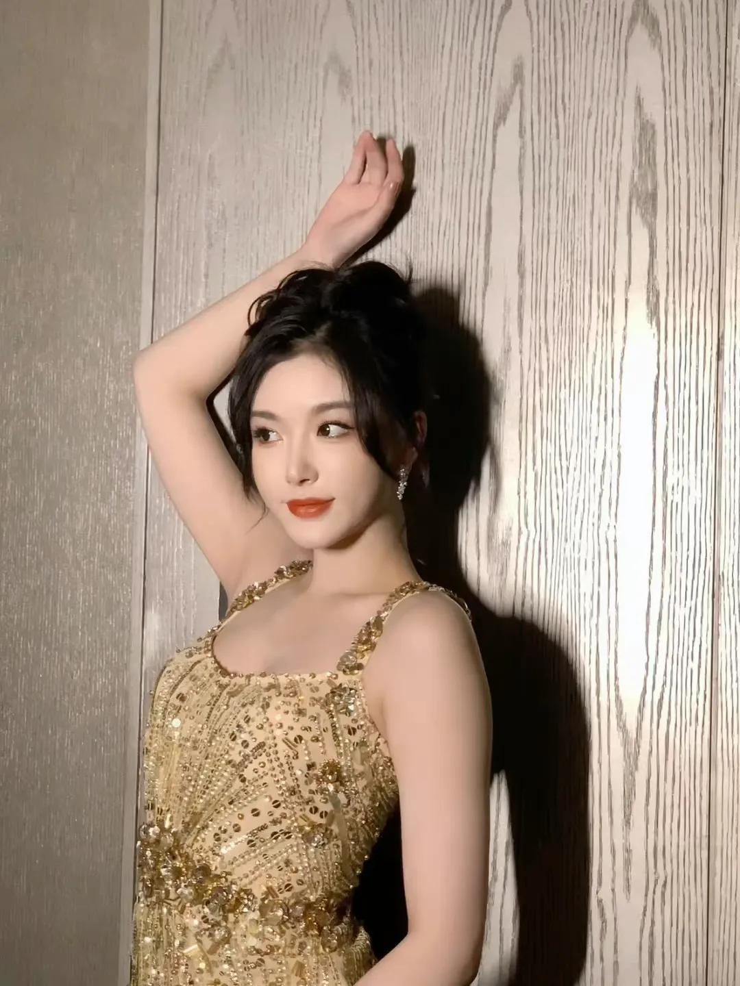 Kong Xueer looked beautiful in a yellow dress. - iNEWS