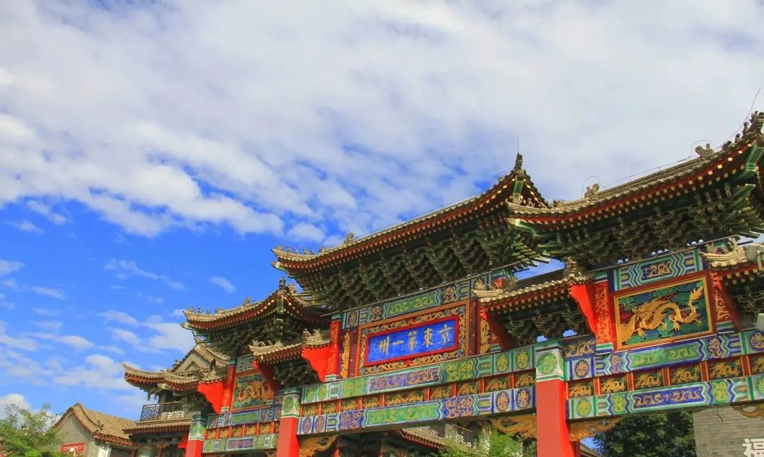 On a beautiful summer day, invite friends to visit the ancient city of ...