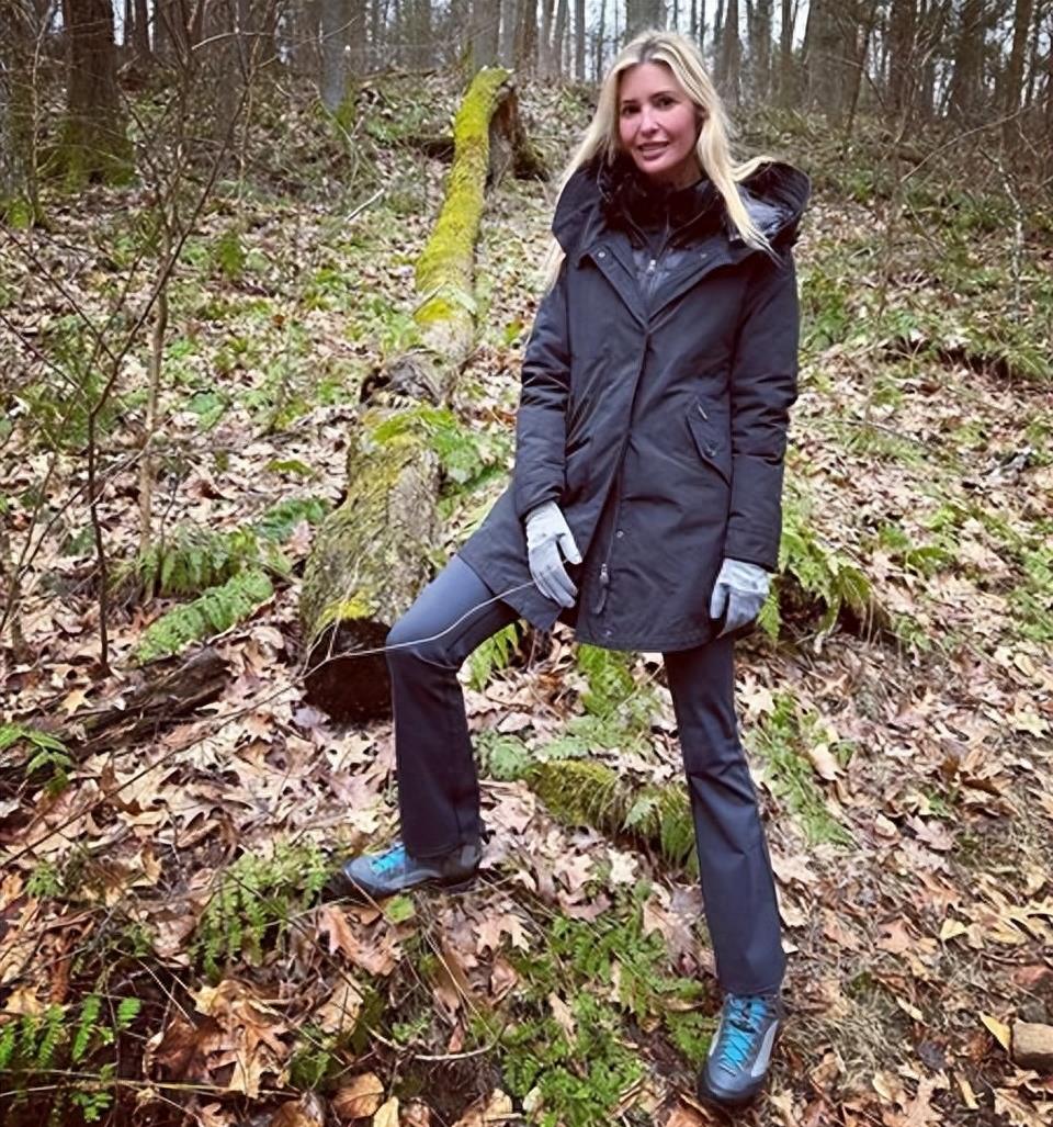 41-year-old Ivanka is held in her husband's arms, her apples are red ...