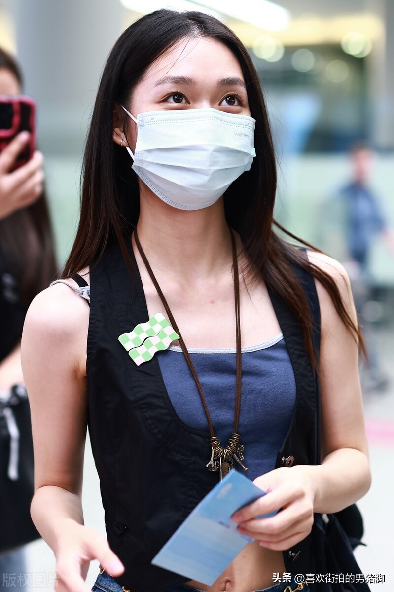 Duan Aojuan's umbilical dress with jeans is sexy and beautiful - iMedia