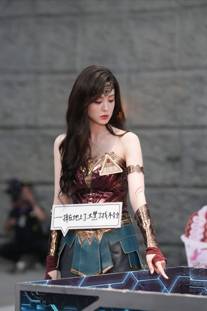 Guli Nazha cos Wonder Woman, with charming shoulders and long curly ...