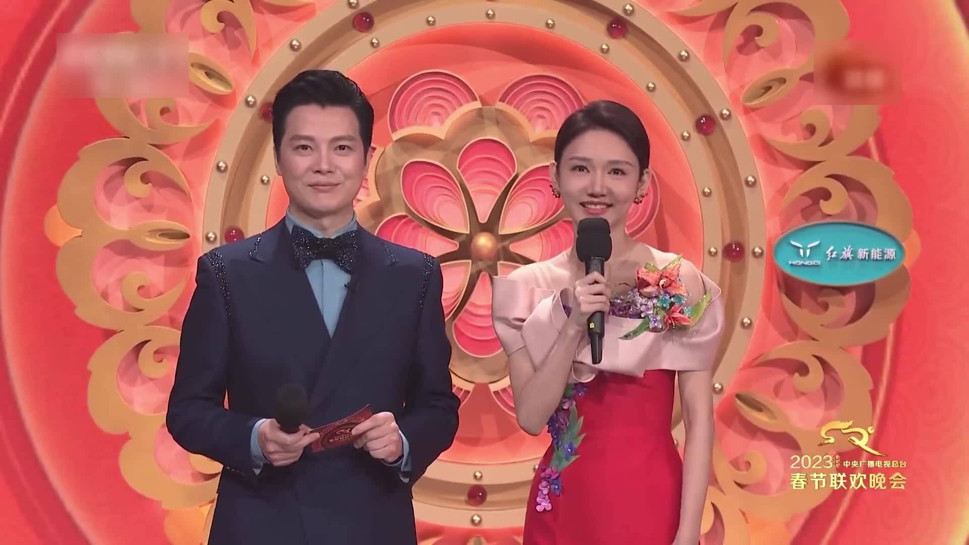 CCTV's new program starts broadcasting! The new anchor Long Yang took ...