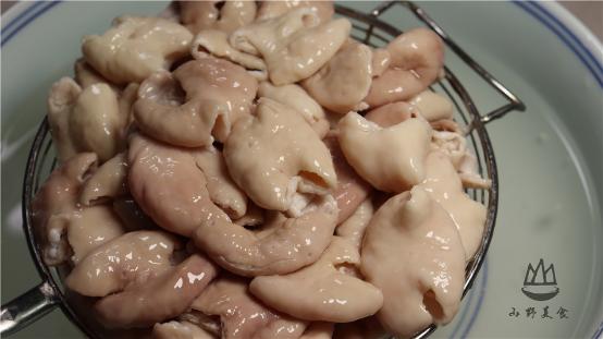 Chew the large intestines of raw fried pigs, and teach you a trick. It ...