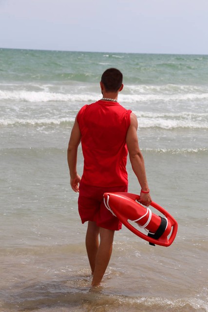 Lifeguards rescued the same boy 5 times a day, swimming rings and life ...