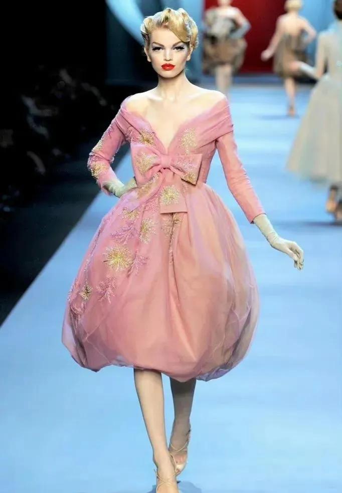 Come in and help Reba choose clothes, which dress do you most want to ...