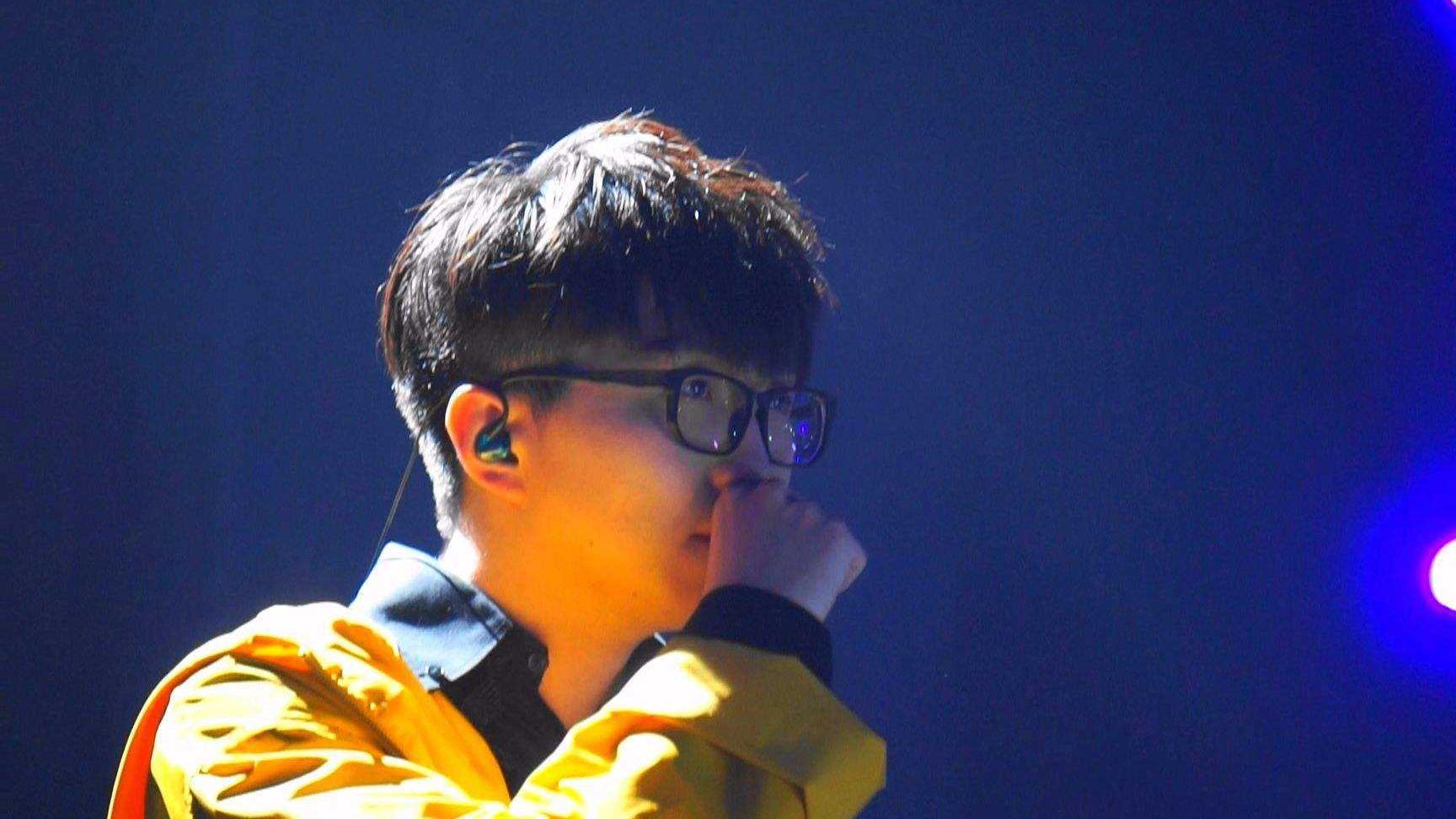 The gears of Chinese singer's fate turn in an instant! Deng Ziqi Mao is ...