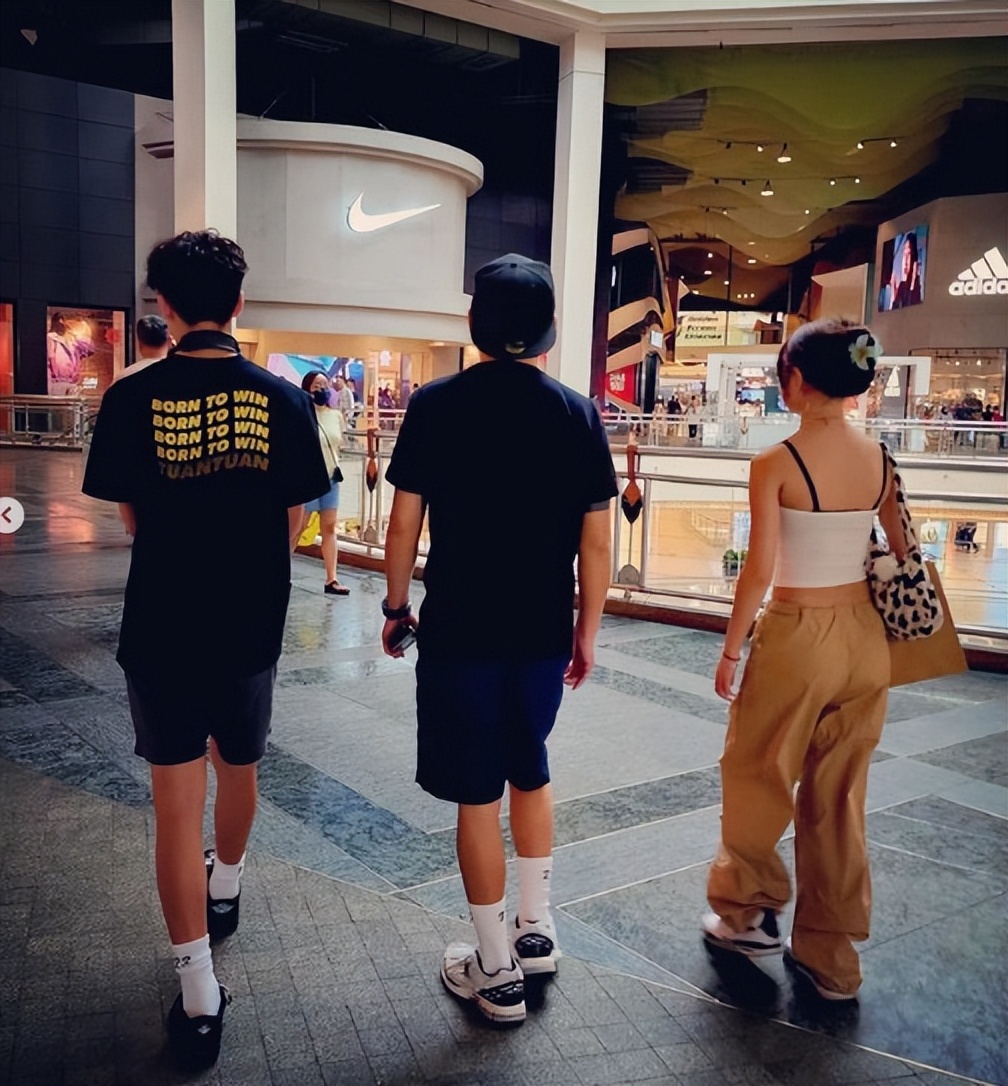 Recent photos of Cao Ge's children have been exposed. Joe has grown ...