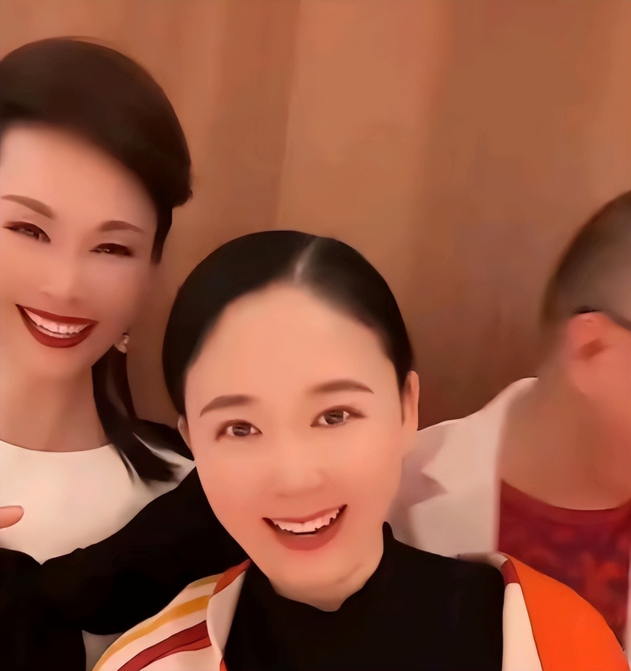 53-year-old Yin Xiangjie met with friends, his 16-year-old wife looks ...