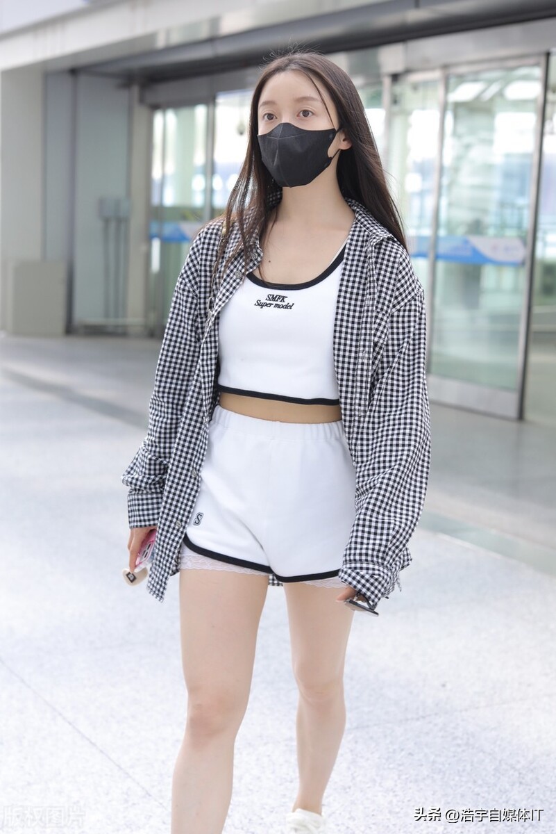 Jiang Zhenyu appeared at Beijing Airport wearing white shorts and long ...
