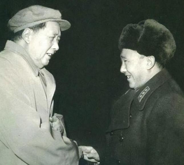 In 1991, at the gathering of the old Red Army, 80-year-old Yang Dezhi ...