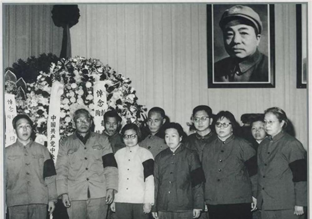 In 1978, Deng Hua was seriously ill and hospitalized. 60-year-old Pu ...