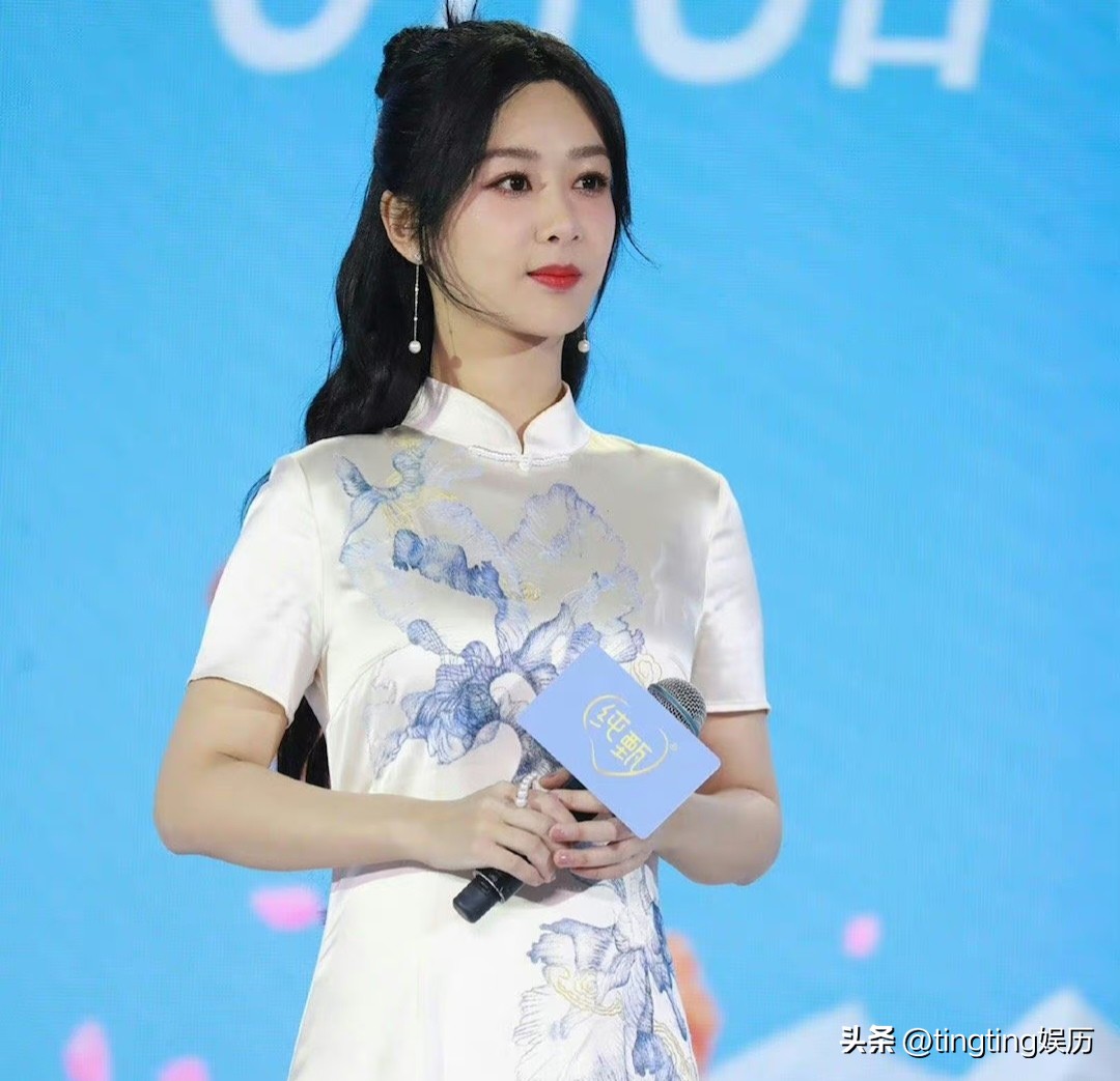 Yang Zi's long hair and waist cheongsam styling pictures are here ...