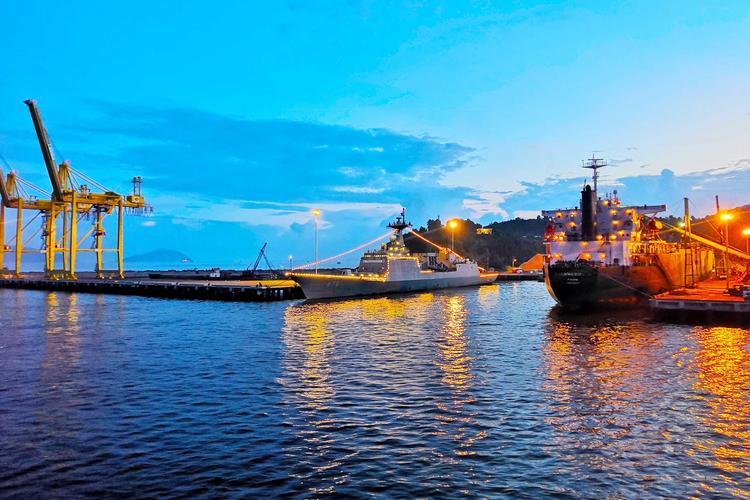 What is a "bulb bow"? Why does the ship have a big nose underwater ...