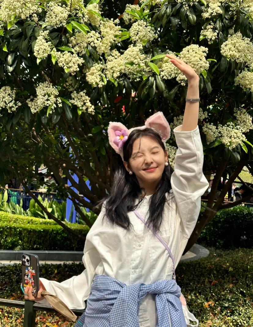 Zhang Ruonan's Disney travel photos are so beautiful! No wonder she is ...